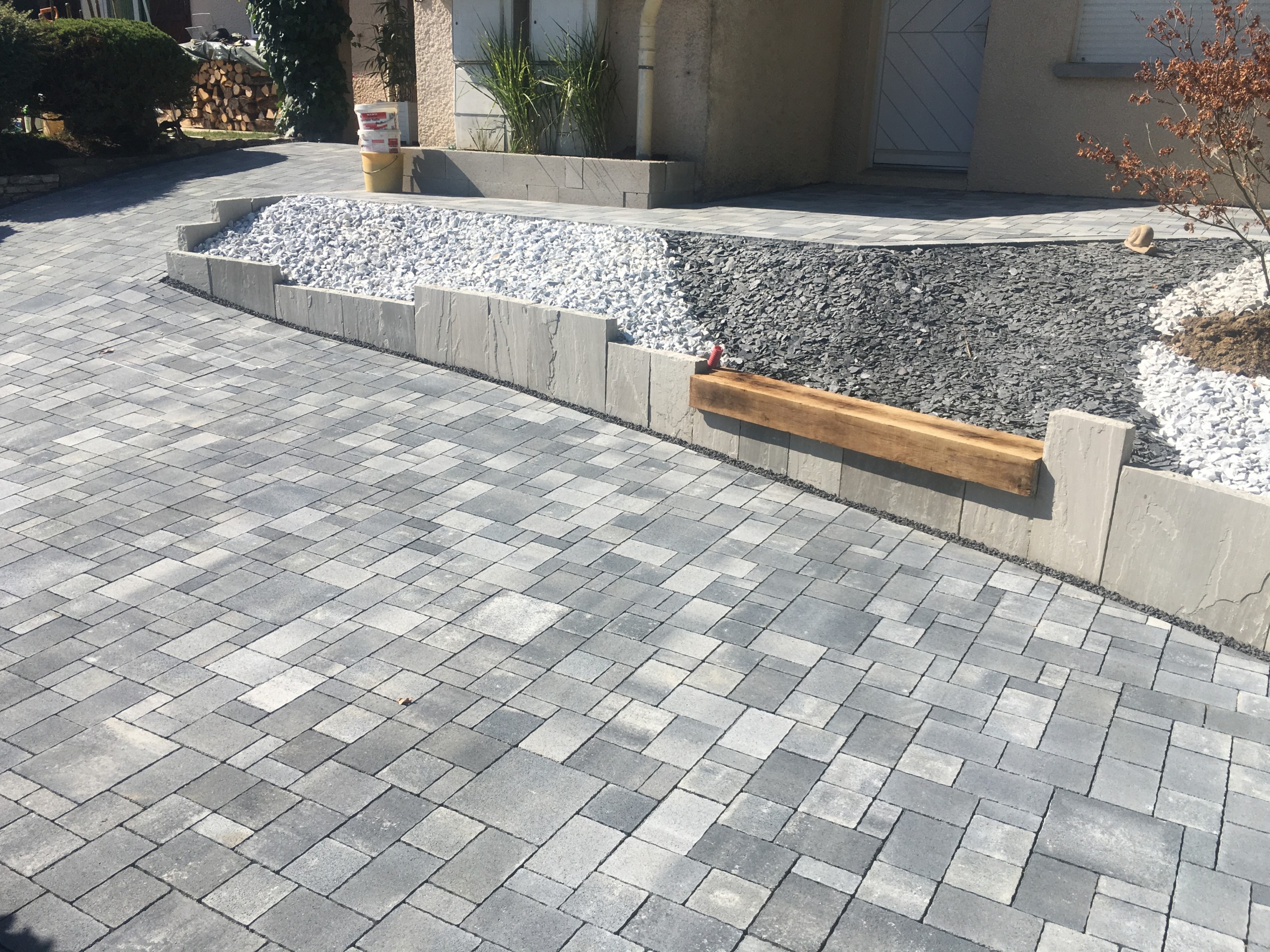 Aménagement de cour en pavés – CUINET Aménagements Extérieurs