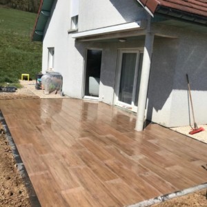 Aménagement de terrasse en béton désactivé – Cuinet Aménagements Extérieurs